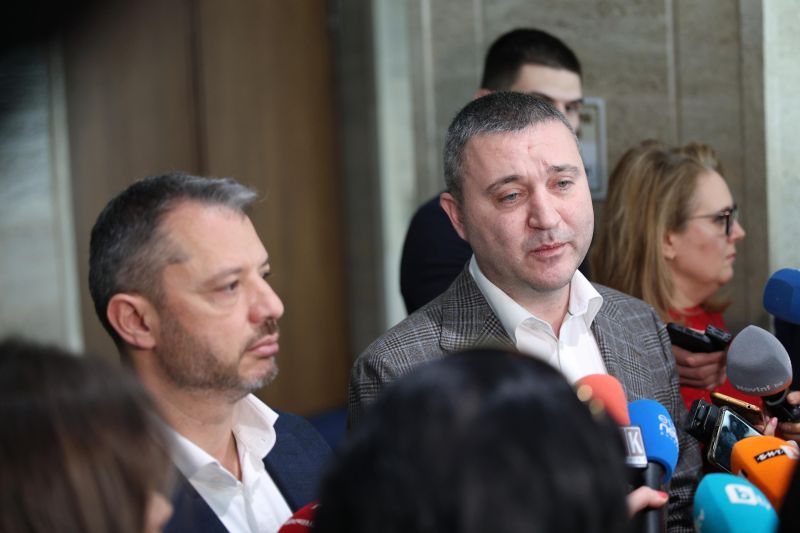 Делян Добрев подари розов маркер на Асен Василев, ''не може да намери своите 500 млн. лева от ...