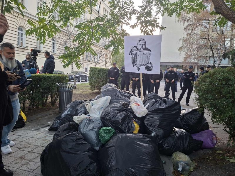 „Боклук за боклука“ Нов протест на БОЕЦ пред централата на ДПС Ново начало ОБНОВЕНА — Offnews